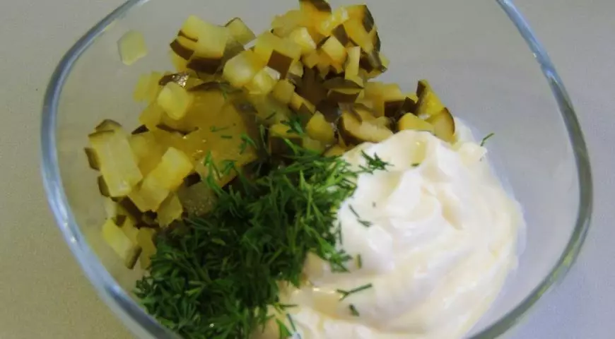 Füügt geschnidden Pickled Gurken op Sauer Creme a Gréng fir Zooss