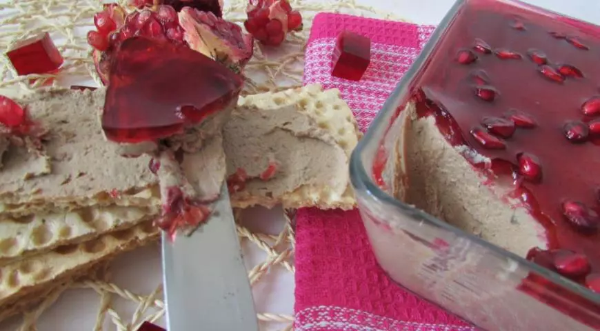 Fetge de pollastre preparat amb gelatina de brandi i magrana