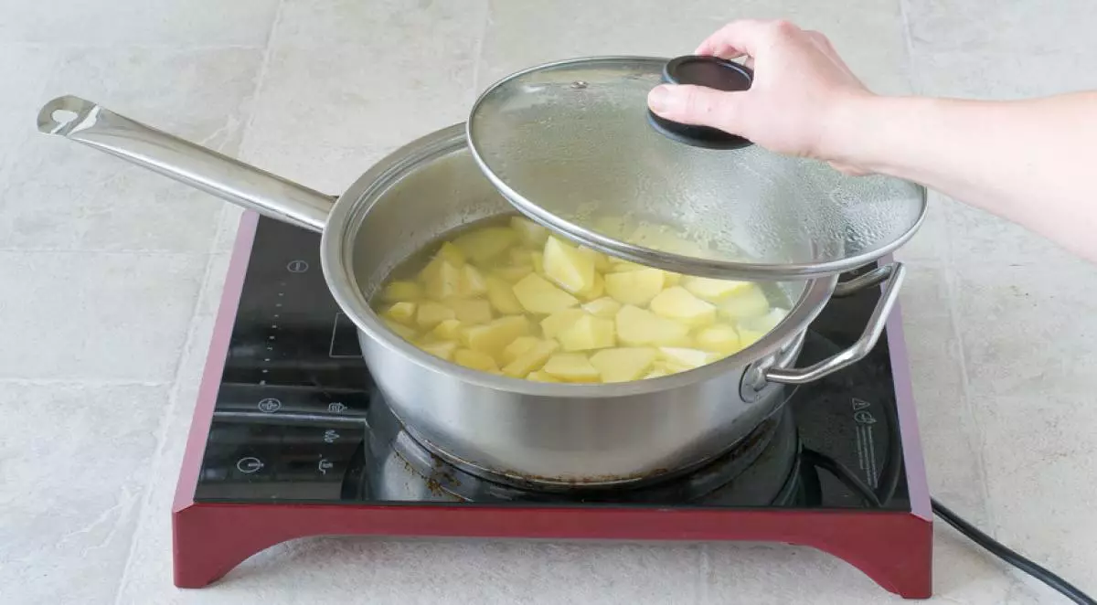 Kartupeļi skābo krējumu, vāra kartupeļus 5 minūtes