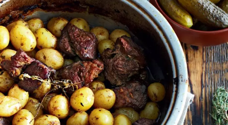 Patates ve sarımsak ile en lezzetli güveç sığır eti