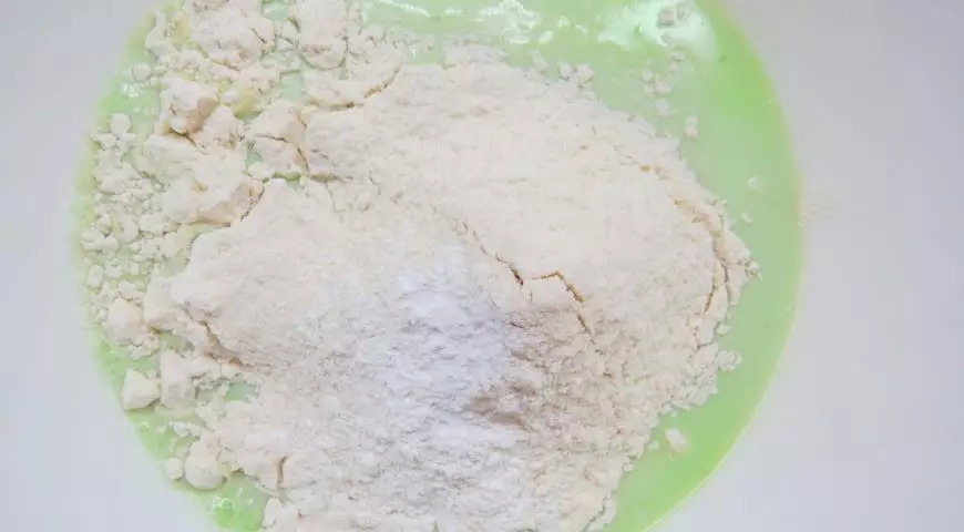 加入脊柱果汁面粉，发酵粉和牛奶