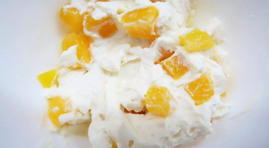 饮用奶油和糖粉，部分奶油到推迟装饰，在其余的加入切片罐装桃