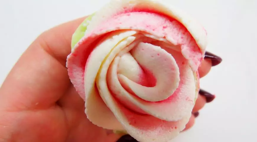 用糖果袋的奶油制作玫瑰