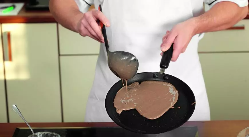 Stock Foto Recette de cuisson: rouleaux de crêpes au chocolat, étape numéro 2