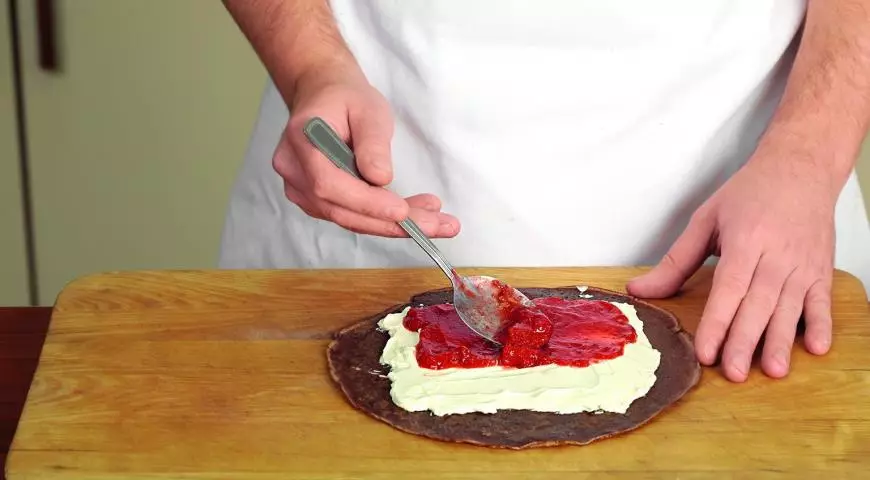 Stock Foto Recette de cuisson: rouleaux de crêpes au chocolat, étape numéro 5