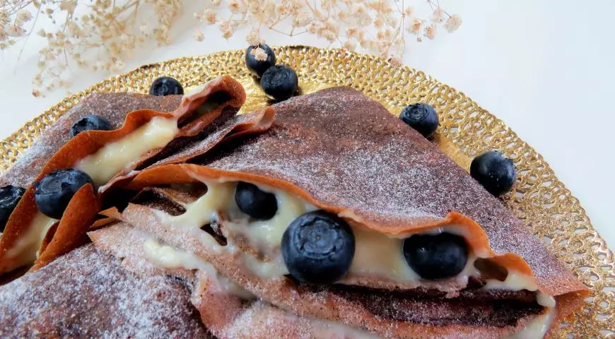 Manomana pancakes serizy miaraka amin'ny fanosotra vanila sy blueberry