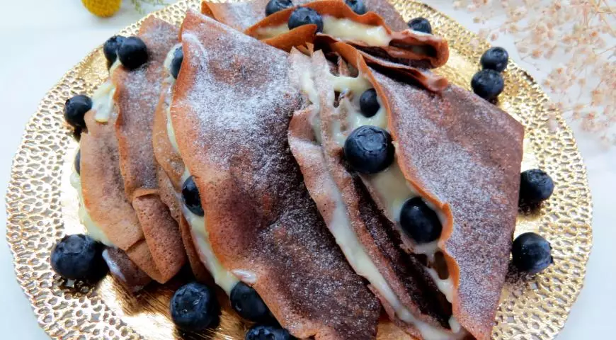 Hazır albalı pancake vanilla krem ​​və blueberry ilə