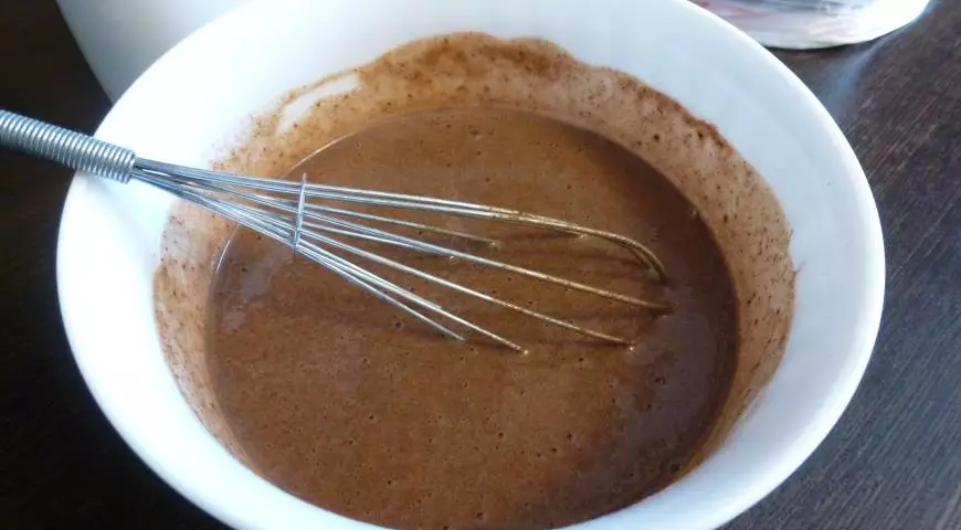 Tħejjija tal-għaġina għal raġġi-chocolate-kafè