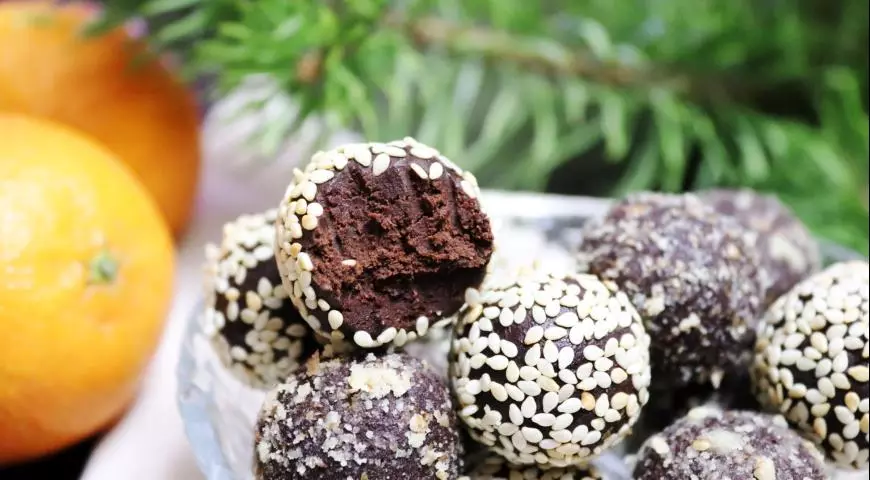 Avocado এবং তারিখ সঙ্গে চকলেট truffles