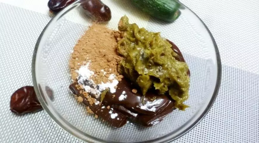 Stock Foto varenie recept: čokoládové hľuzovky s avokádo a dátumy, krok číslo 1