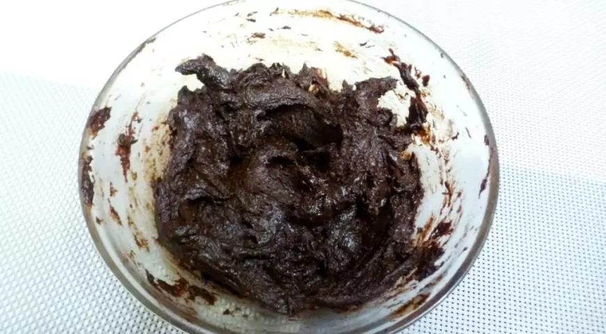 Foto de stock Receta de cocina: trufas de chocolate con aguacate y fechas, paso número 2