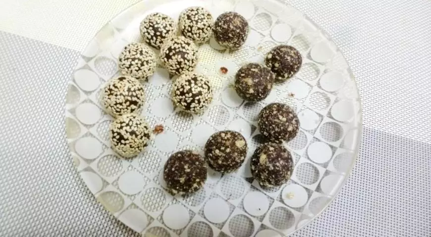 Iṣura foto ohunelo sise: chocolate Truffles pẹlu piha oyinbo ati awọn ọjọ, nọmba Igbese 3