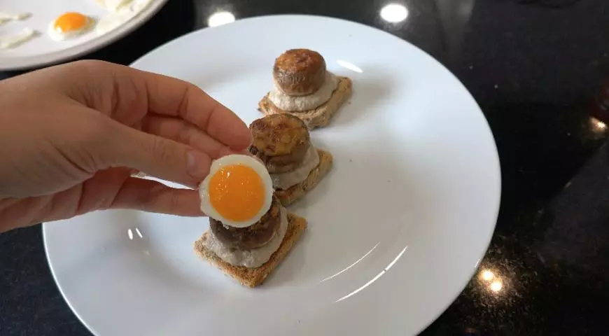 Foto da preparação da receita: Champignons recheados no forno, passo número 3