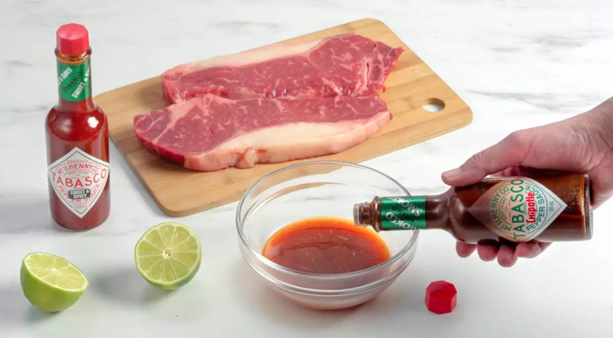 Stock fotó főzés recept: steak a fűszeres méz marinade grill chipotle mártással, lépésszám 1