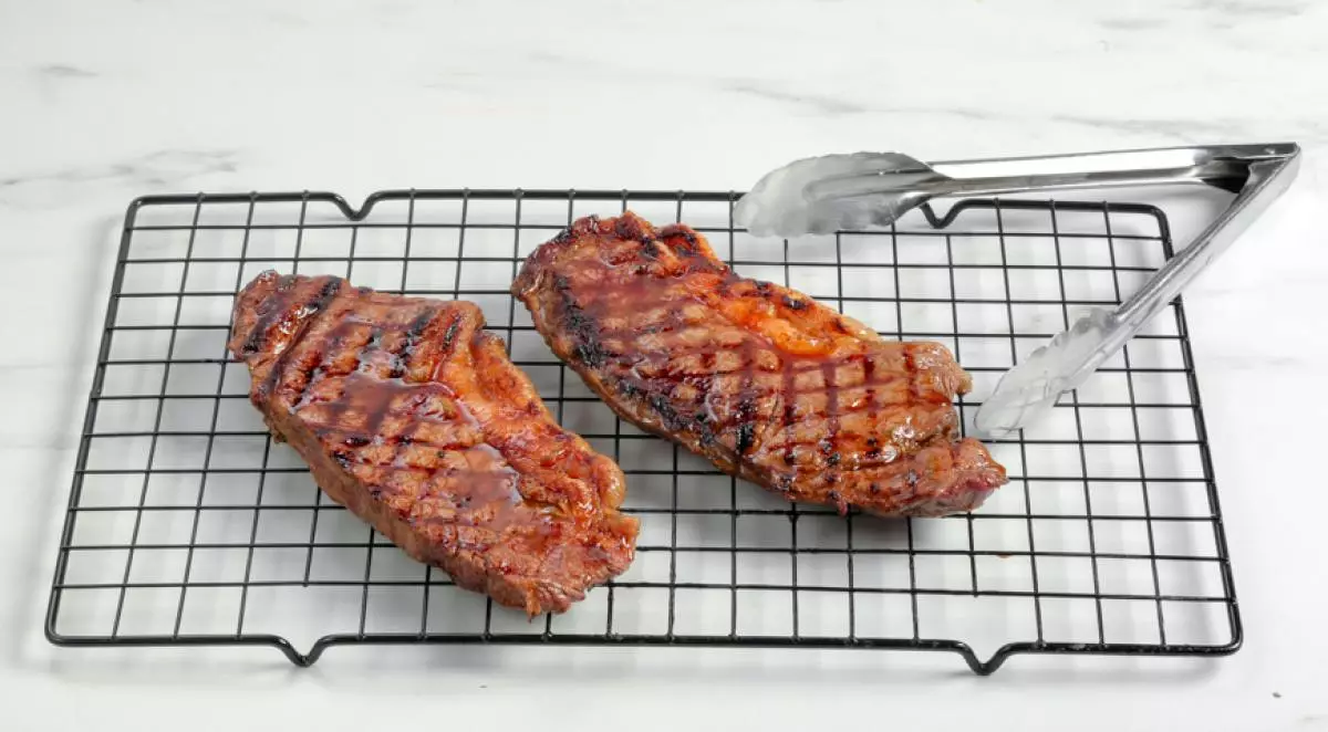 Stock fotó főzés recept: steaks a fűszeres méz marinade grill chipotle mártással, lépés 2