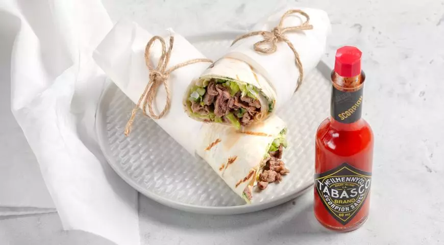 Shawarma amb kebab, amanida de col i salsa aguda