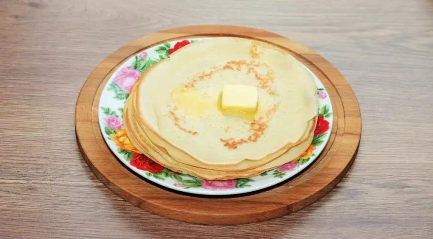 Photo de la préparation de la recette: des crêpes à la farce des fruits séchées, étape numéro 6