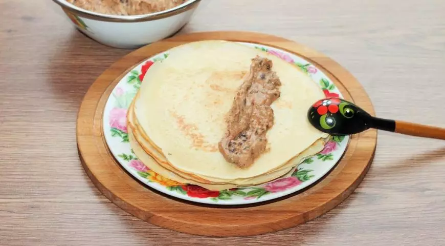 Sarin'ny fanomanana ny resa-dresaka: pancakes miaraka amin'ny voankazo maina, dingana 8