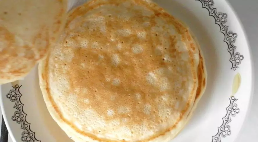 Neħħi l-fdalijiet ta 'żejt ma pancakes srievet