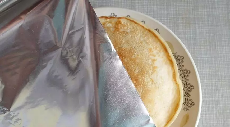 Pancakes juu ya kefir tayari
