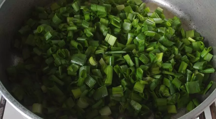 Smażyć zielone cebule na kremowym oleju