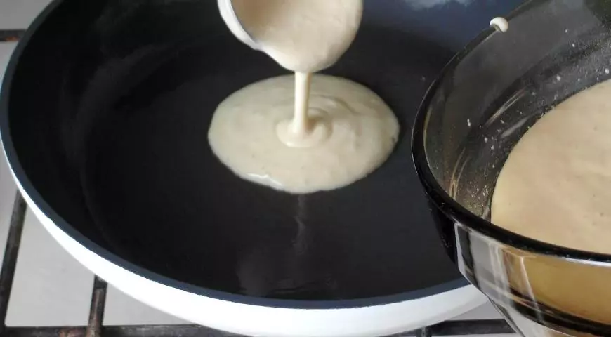 Leg het deeg voor pannenkoeken in de pan