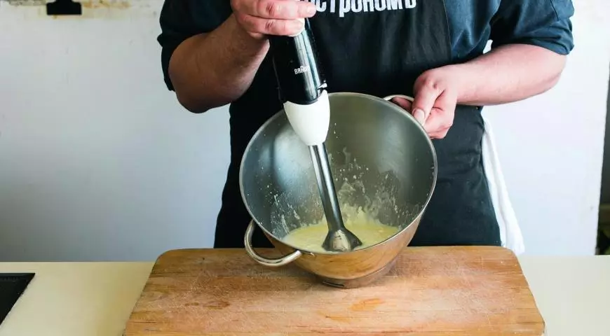 Foto de stock Receta de cocina: Rodillo de la masa de cuajada con queso y verduras, paso número 3