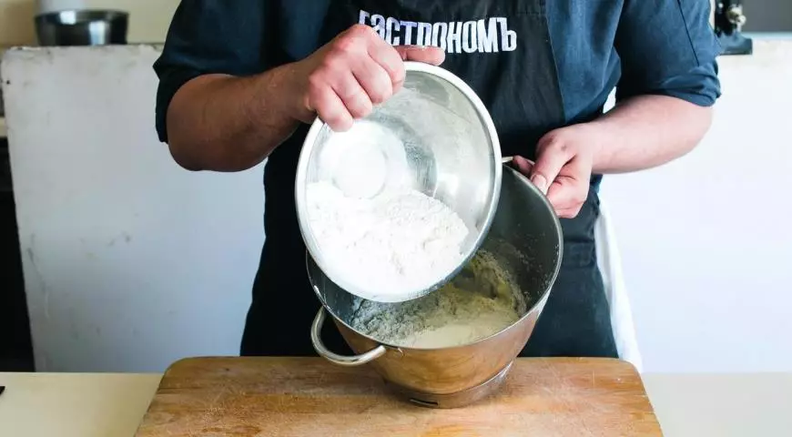 Foto de stock Receta de cocina: rollo de la masa de requesón con queso y verdes, paso №4