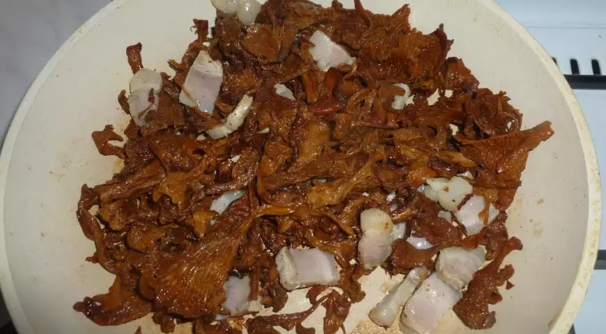 ทอด Chanterelles เพิ่มไขมันปรุงรสด้วยลูกจันทน์เทศและเครื่องเทศ