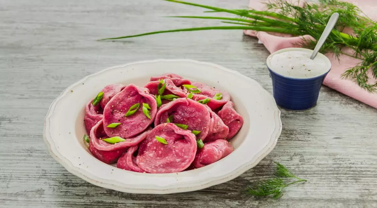 Rosa dumplings med stekt ost och gröna