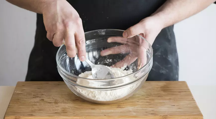 ภาพถ่ายของการเตรียมสูตร: แพนเค้กบาง ๆ ที่เรียบง่ายด้วยน้ำตาลผงและน้ำมะนาวขั้นตอนที่ 1