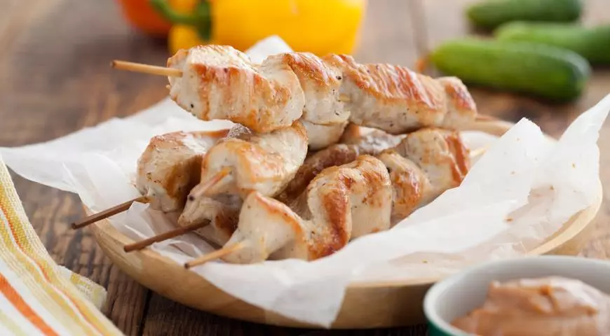 Brochettes de la poitrine de la Turquie avec sauce aux arachides