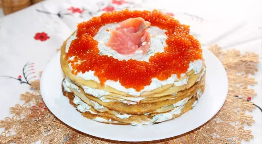 Ein Pfannkuchenkuchen mit Lachs und Ricotta