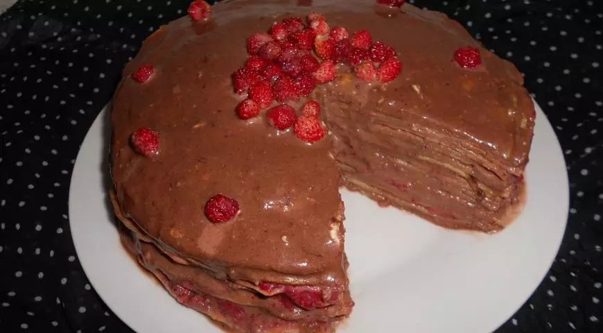 Kue pancake dengan krim cokelat dan stroberi