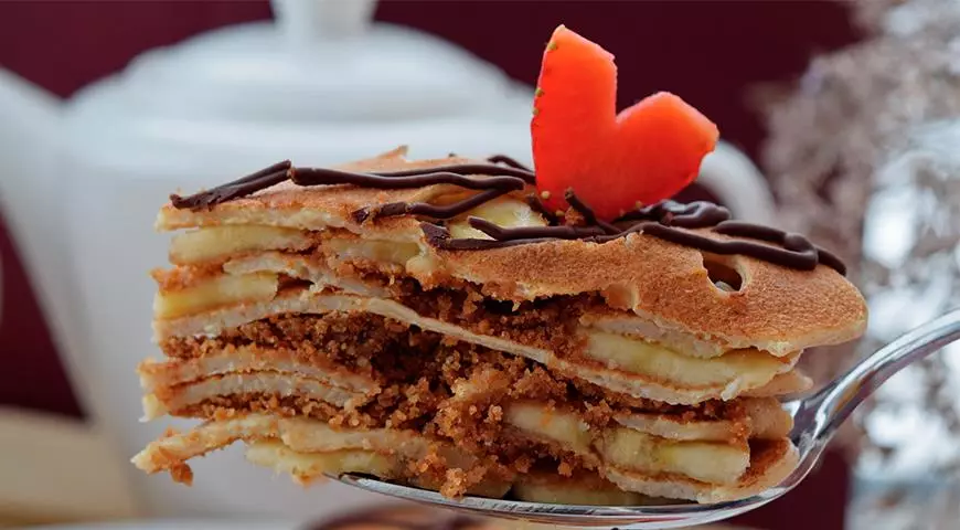 Pannkaka tårta med jordnöts och banan för Alla hjärtans dag