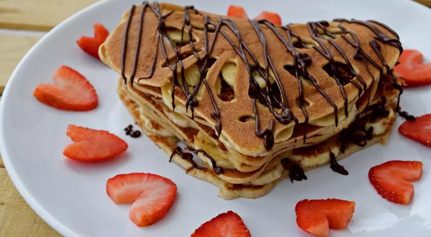 Hur man lagar en pannkaka tårta med jordnöts och banan för Alla hjärtans dag