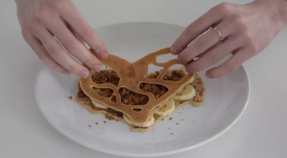 Samla en pannkaka tårta med jordnöts och banan