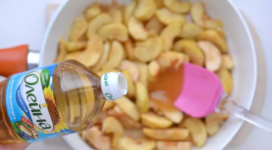 Dodajte medu in rastlinsko olje na jabolka