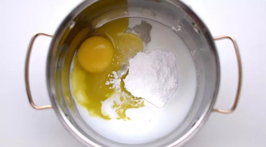 用淀粉和加热牛奶鞭打蛋黄