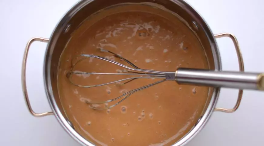 Κτυπώντας κρέμα με βραστό συμπυκνωμένο γάλα