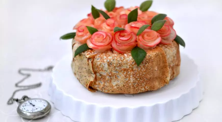 Gushushanya cake roses na mint mababi