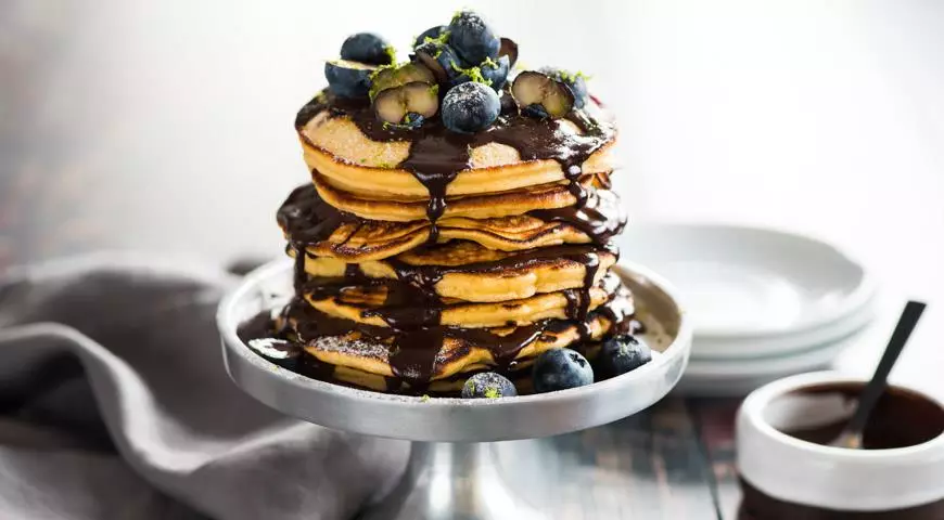 blueberries နှင့်ချောကလက်နှင့်အတူ pancakes
