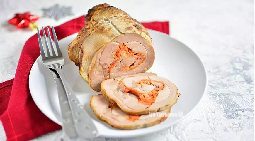 Baked Roll vun der Tierkei mat Kéis a Karotten cool