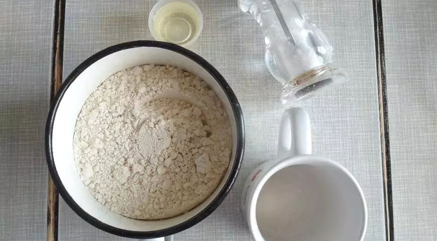 Zmierzyć wymaganą ilość mąki, wody i cukru