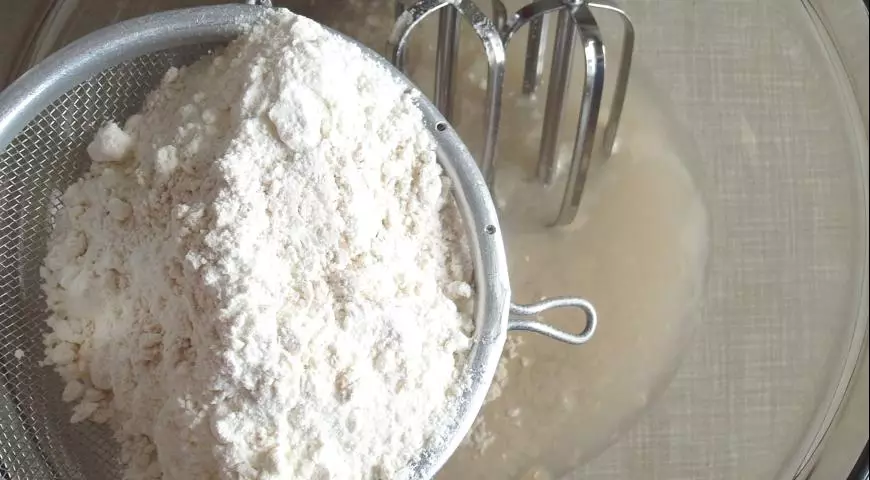 Sift tepung, tambah gula dan garam