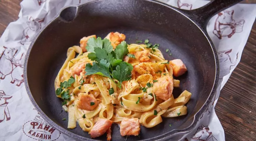 Pasta con salmón en salsa de crema