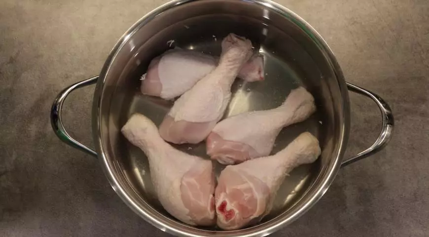 수프 요리를 위해 닭 다리를 끓여서
