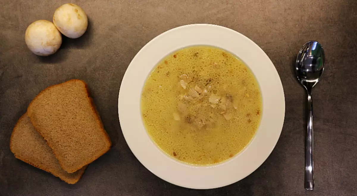 Aggiungere alla zuppa con funghi e formaggio erbe italiane, lascia che sia
