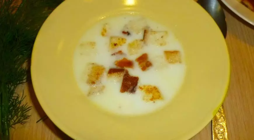 Awọn ounjẹ gbigbẹ pẹlu awọn croutons ti ṣetan fun ifunni