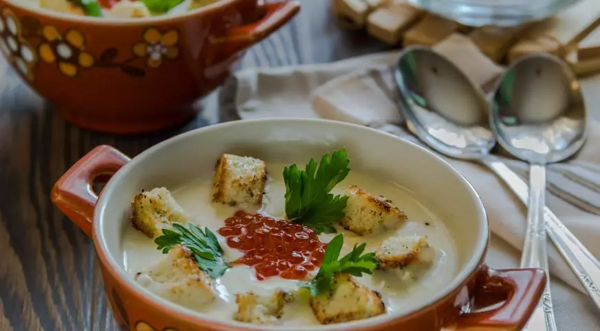 Soupe au fromage avec caviar rouge et croûtons